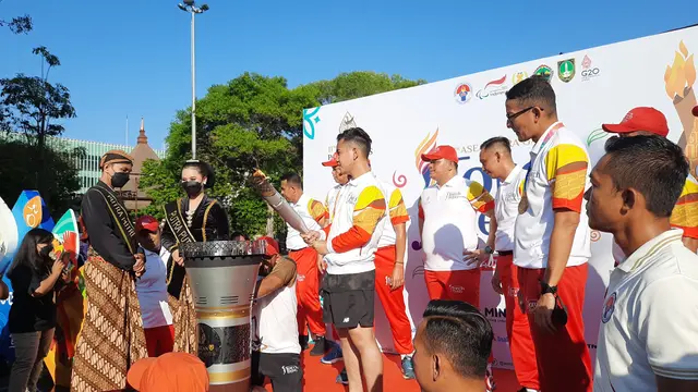 Momen Gibran Rela Berlari Ngos-ngosan Bawa Obor ASEAN Para Games ...