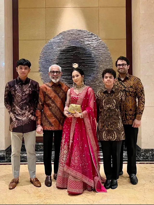 Gaya Menawan Bunga Zainal Pakai Lehenga India saat Kondangan, Tampil ...