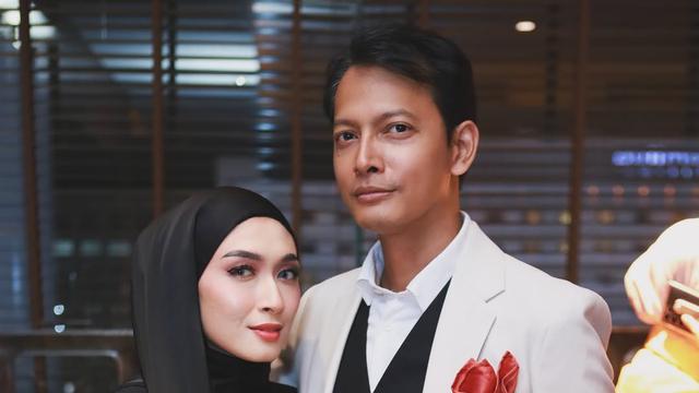 6 Pose Fedi Nuril dengan Setelan Jas, Formal di Gala Premiere Hingga Viral Pakai Celak Hitam di ...