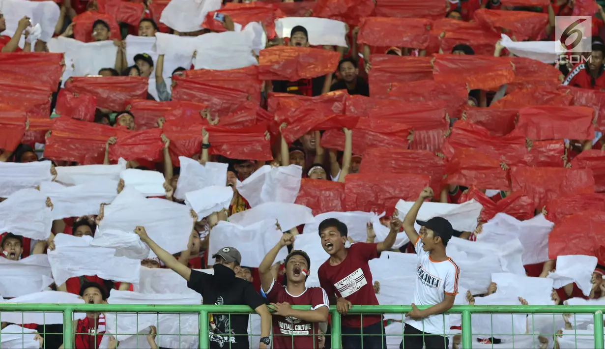 FOTO: Suporter Indonesia Merah-Putihkan Stadion Patriot Candrabhaga ...