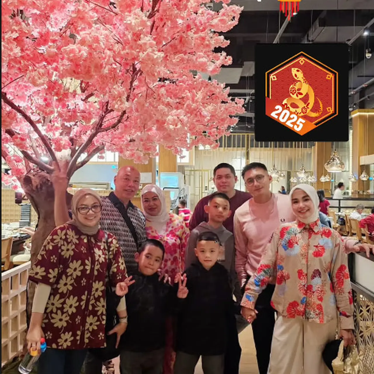 Potret 6 Artis Mualaf Rayakan Imlek 2025, Larissa Chou Kompak dengan ...
