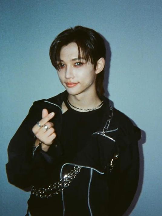 Potret Felix STRAY KIDS dengan Pose Finger Heart, Imut dan Menggemaskan ...