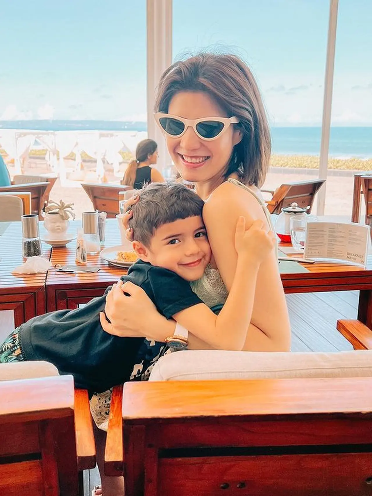 10 Potret Carissa Putri dan Dua Anaknya yang Super Ganteng, Netizen ...