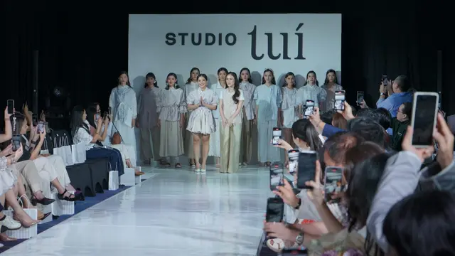 Desainer Jos Acha dan Hani Kenisha Dipuji Reisa Broto Asmoro Saat Pamer ...