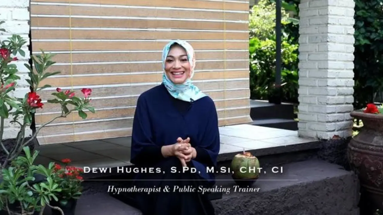 7 Potret Rumah Dewi Hughes, Bergaya Tempo Dulu dan Serba Hijau ...