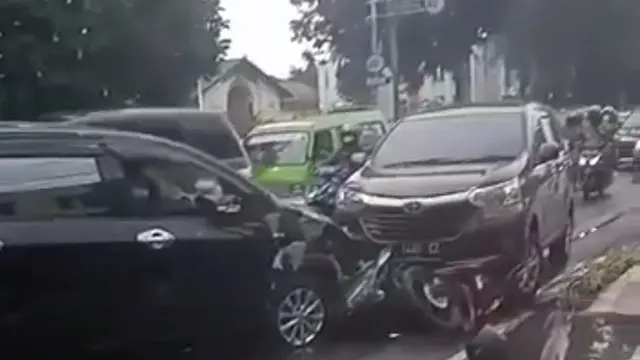 4 Kendaraan Terlibat Tabrakan Beruntun di Kota Bogor, 1 Motor Terhimpit Mobil - News Liputan6.com