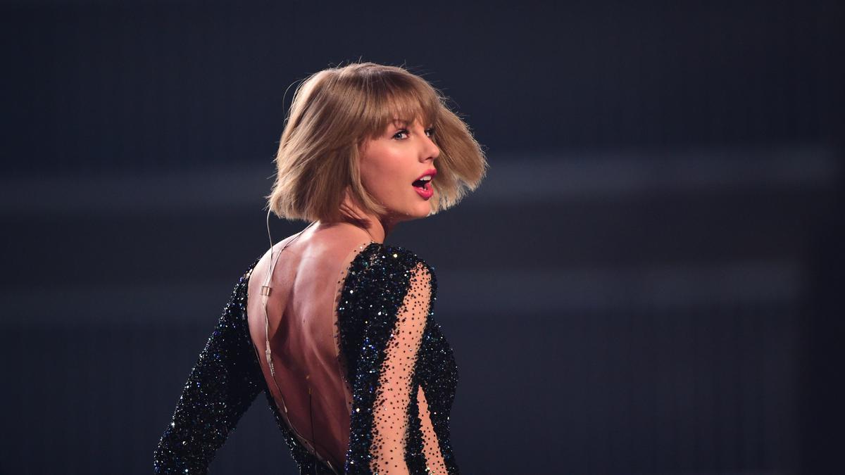 Jatuh Saat Konser, Taylor Swift Tetap Tampil Percaya Diri - Photo ...