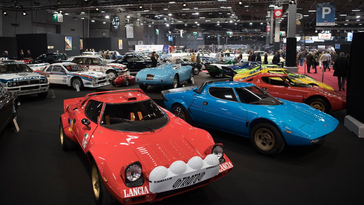 FOTO: Deretan Mobil Retro Dipamerkan di Paris