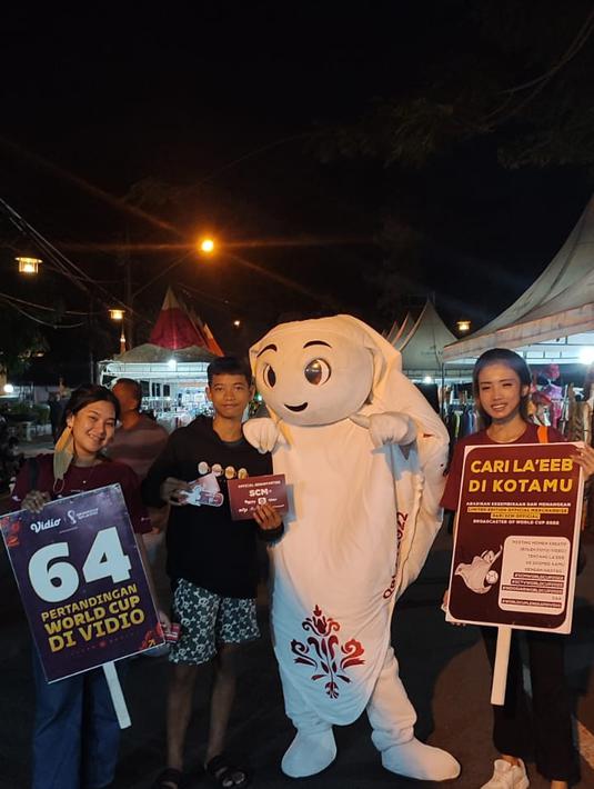 Maskot Piala Dunia 2022 La'eeb Sapa Warga di Night Market Sriwedari ...