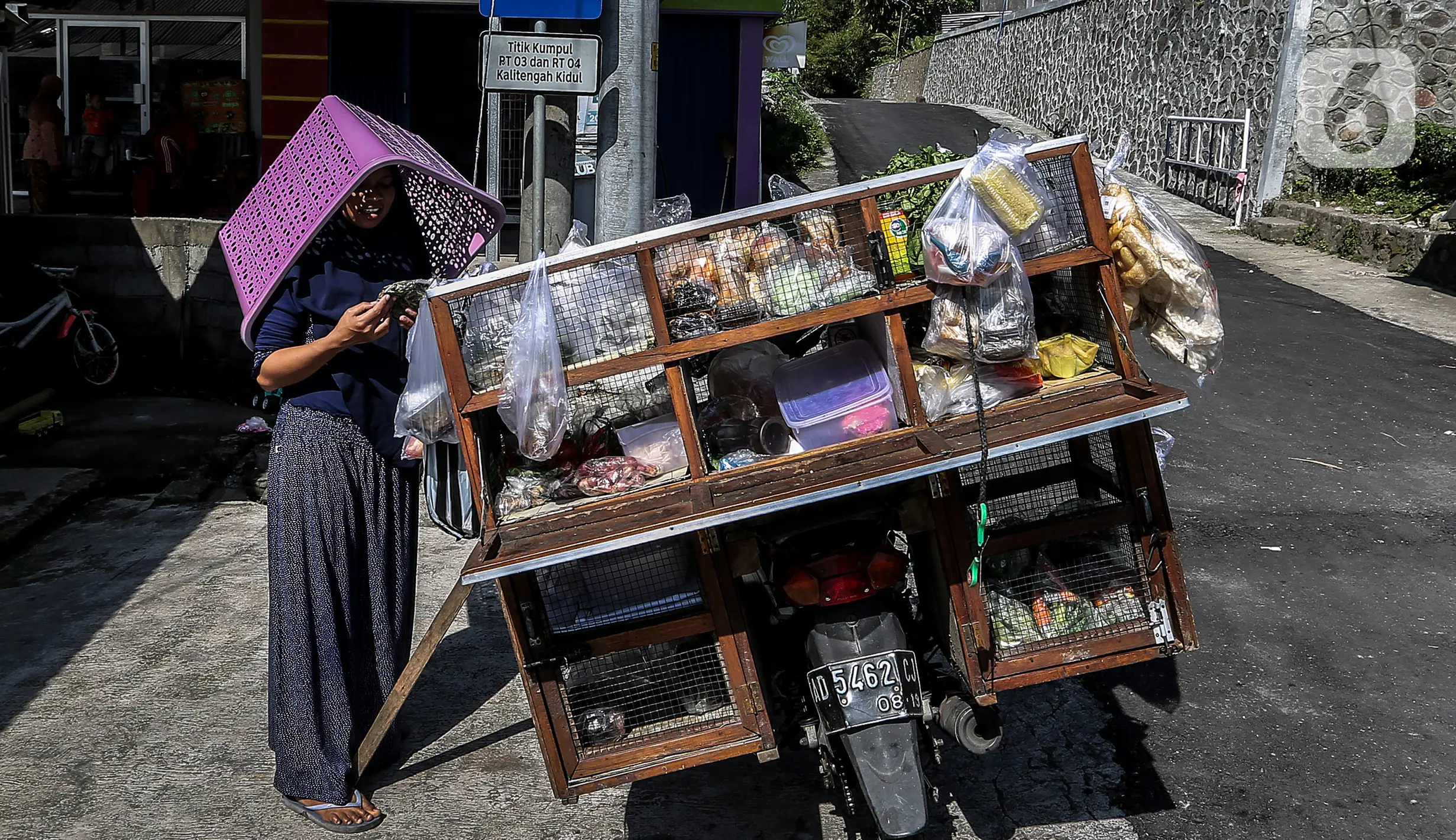 FOTO: Kehidupan Sehari-hari Warga di Kaki Gunung Merapi - Foto Liputan6.com