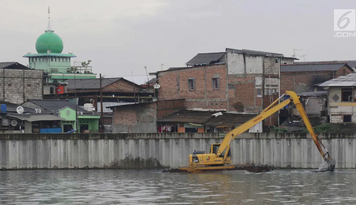 PHOTO: Antisipasi Banjir, Alat Berat Dikerahkan Keruk Lumpur di Waduk Sunter - Foto Liputan6.com