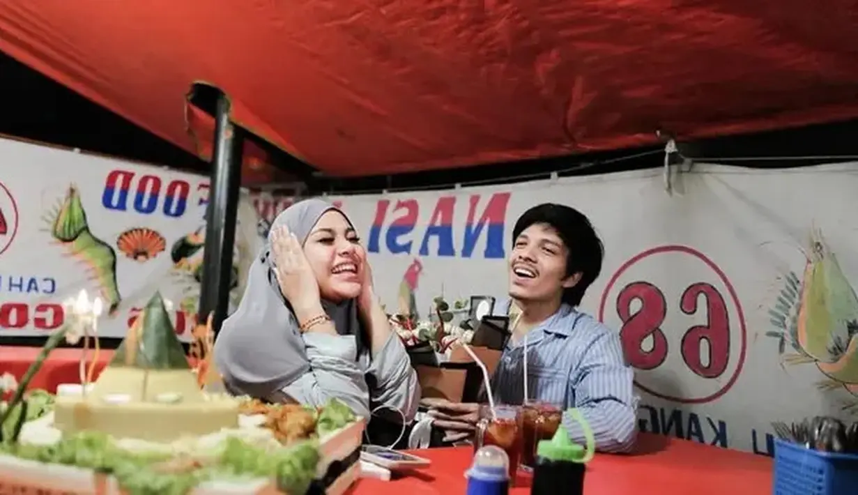 Potret Pasangan Artis Dinner di Warung Pecel Lele, Shireen-Wisnu Rayakan Anniversary - Foto ...