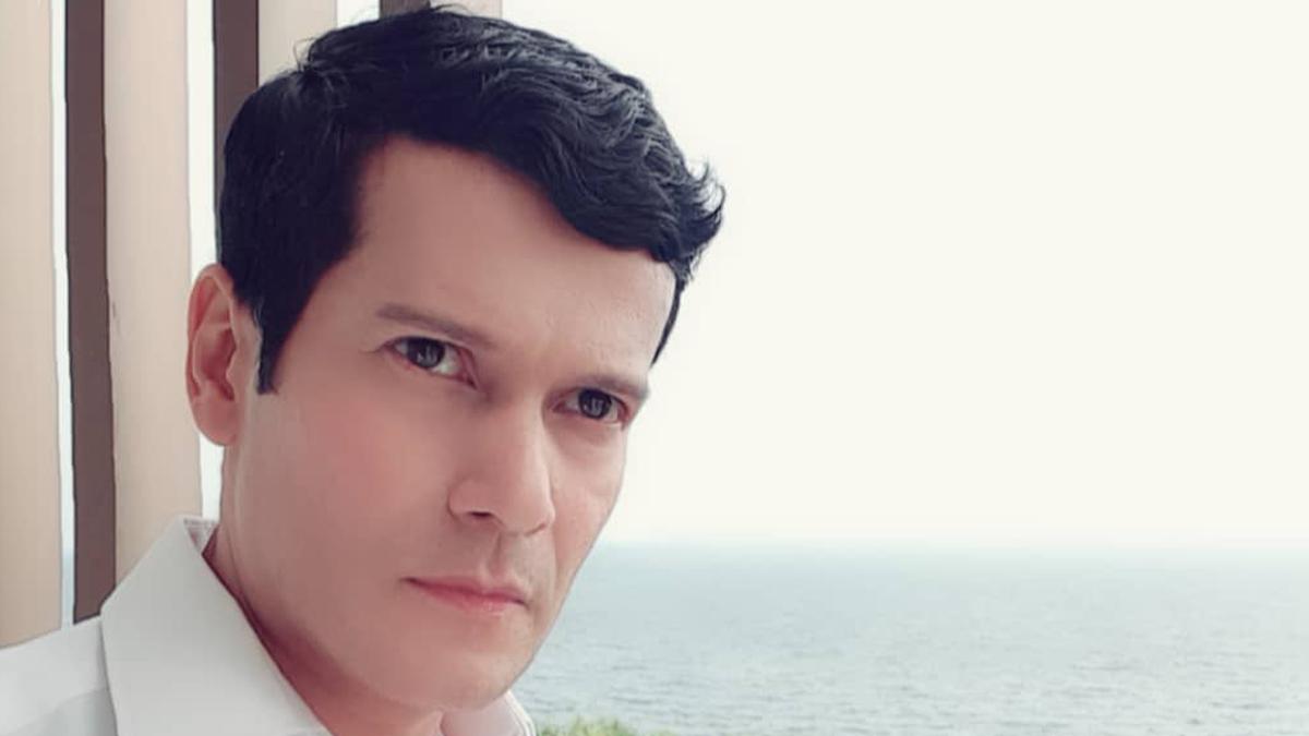 FOTO: Adam Jordan, Aktor Ganteng Berlesung Pipit yang Populer di Era 90-an