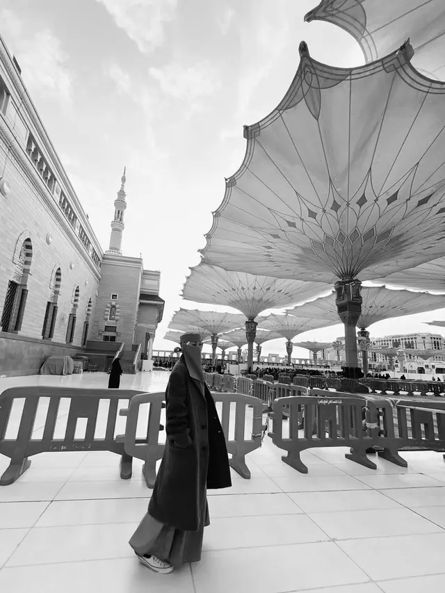 6 Potret BCL Pakai Cadar di Madinah, Umrah Pertama Bareng Tiko ...