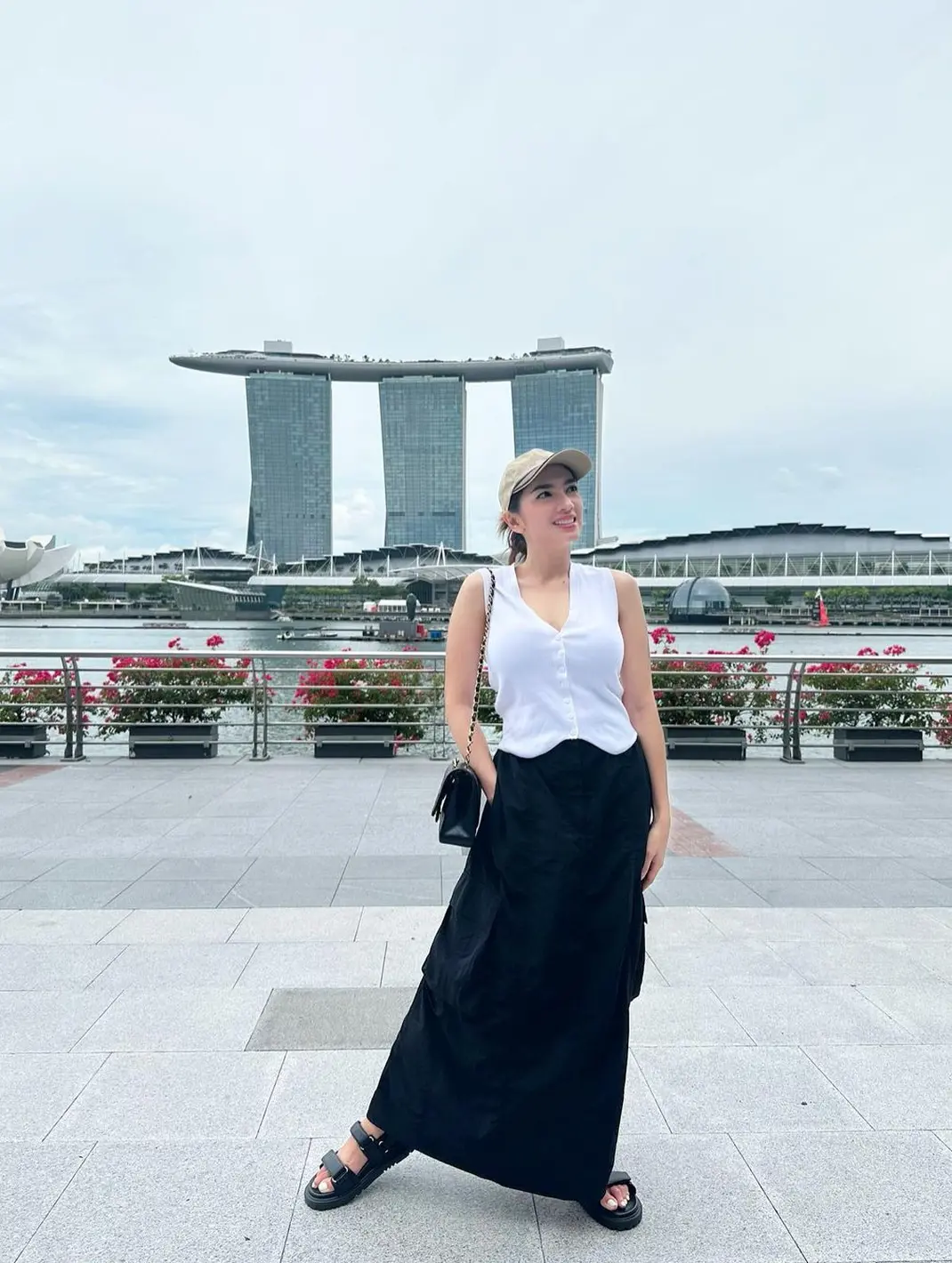 6 Potret Angel Karamoy Liburan di Singapura, Gaya bak ABG Disorot