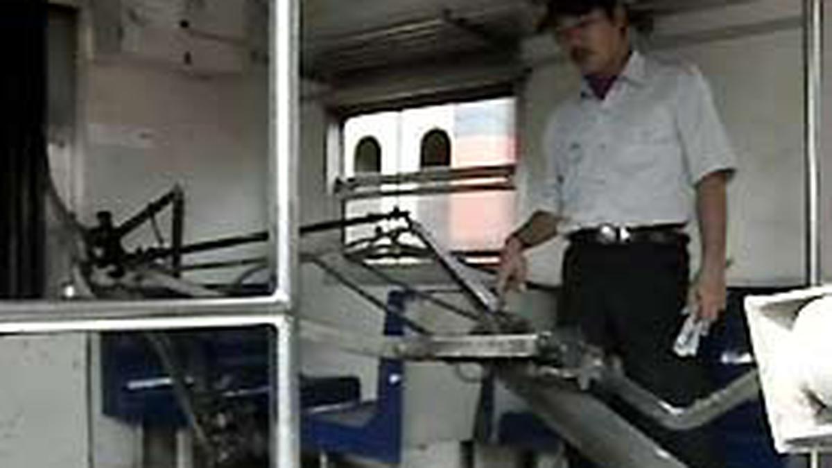 Kabel KRL Putus, Puluhan Penumpang Kereta Melompat - News Liputan6.com