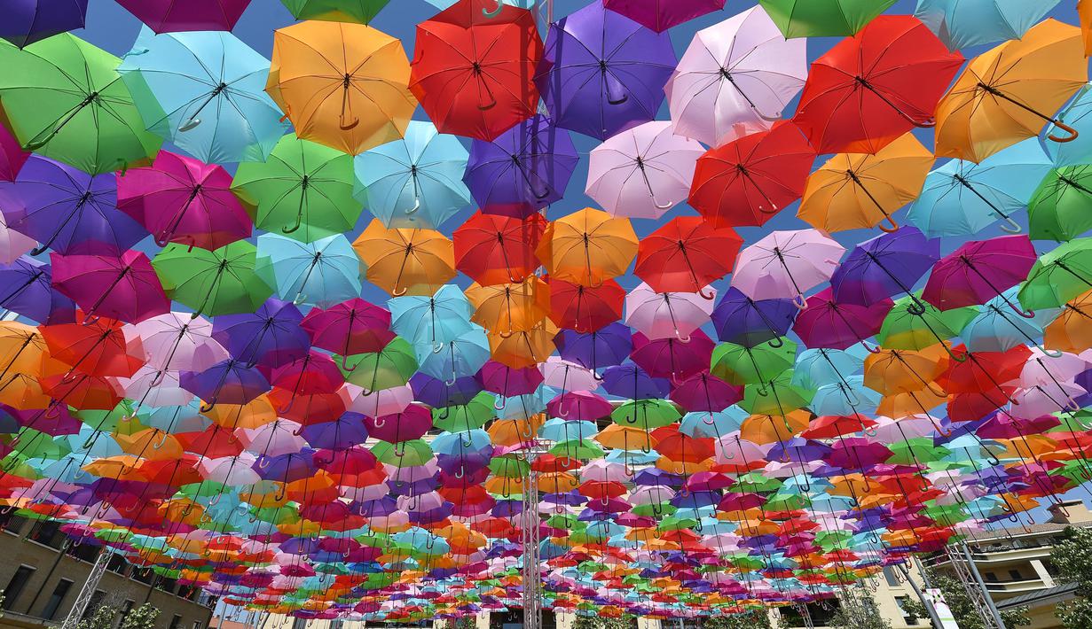 FOTO: Umbrella Sky Project, Spot Berteduh yang Instagramable - Foto ...