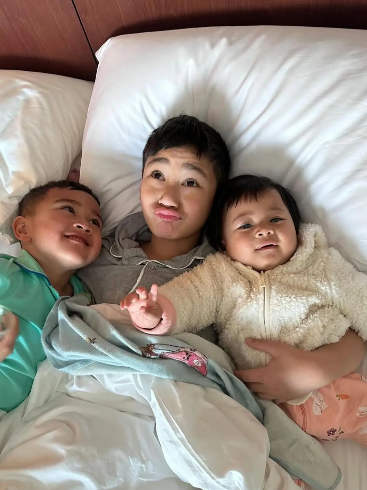 5 Potret Rafathar Saat Ngemong Rayyanza dan Baby Lily, Brother-Sister Super Menggemaskan - Hot ...