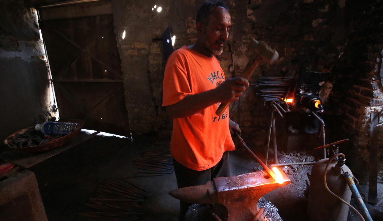 FOTO: Mengintip Aktivitas Para Pandai Besi di Irak - Foto Liputan6.com