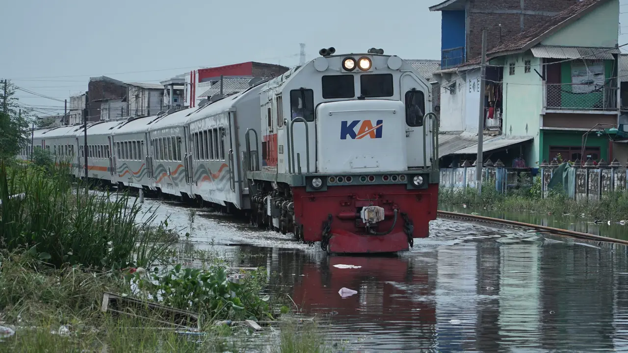 Jalur Rel Pekalongan–Sragi Terendam Banjir, Sejumlah Perjalanan Kereta ...