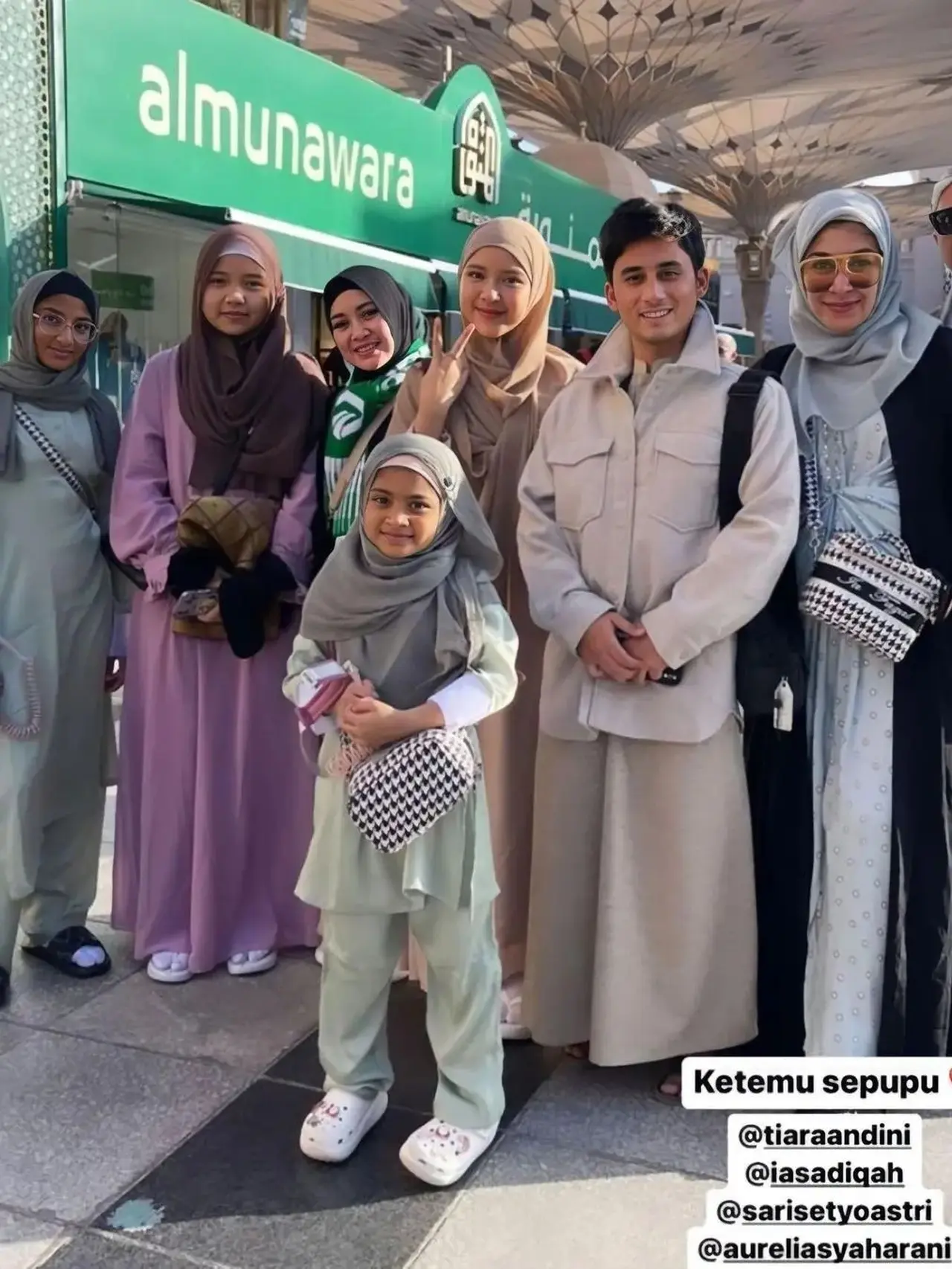 Nikmati Akhir Tahun Bareng, Ini 7 Potret Tiara Andini dan Alshad Ahmad Jalani Umrah - Hot ...