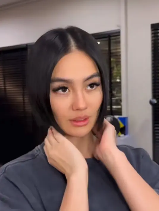 Gaya Agnez Mo Pamer Rambut Bob Bikin Pangling, Ubah Jadi Warna Hitam - Foto Liputan6.com