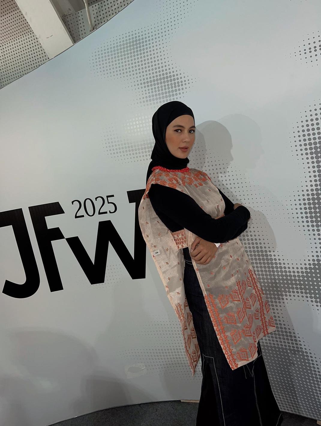 Pesona Paula Verhoeven, Bersinar di Jakarta Fashion Week 2025