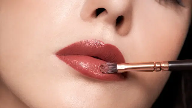 Nggak Perlu Minder Lagi, Begini Tips Mengaplikasikan Lipstik untuk Percantik Bibir Gelap ...