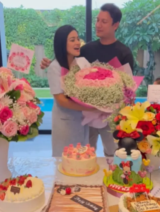 Momen Ulang Tahun Titi Kamal ke-42 , Dirayakan Bersama Keluarga di Rumah - Foto Liputan6.com