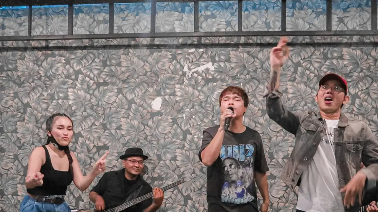 6 Potret Cafe Milik Ayu Ting Ting, Ada Mural Karya Wendy Cagur - Hot ...