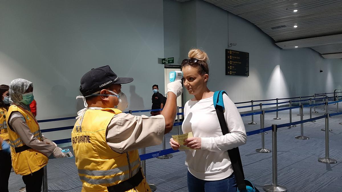Melihat Ketatnya Pemeriksaan Suhu Tubuh di Terminal 3 Bandara Soetta
