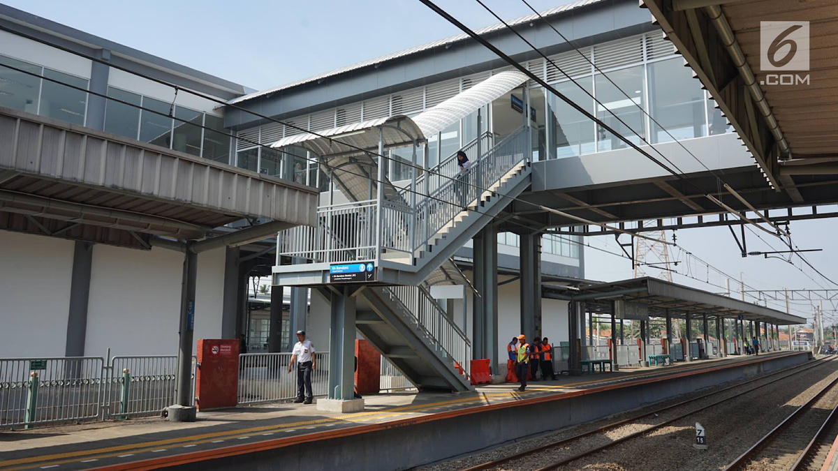 FOTO: Wujud Skybridge Stasiun Batu Ceper - Foto Liputan6.com
