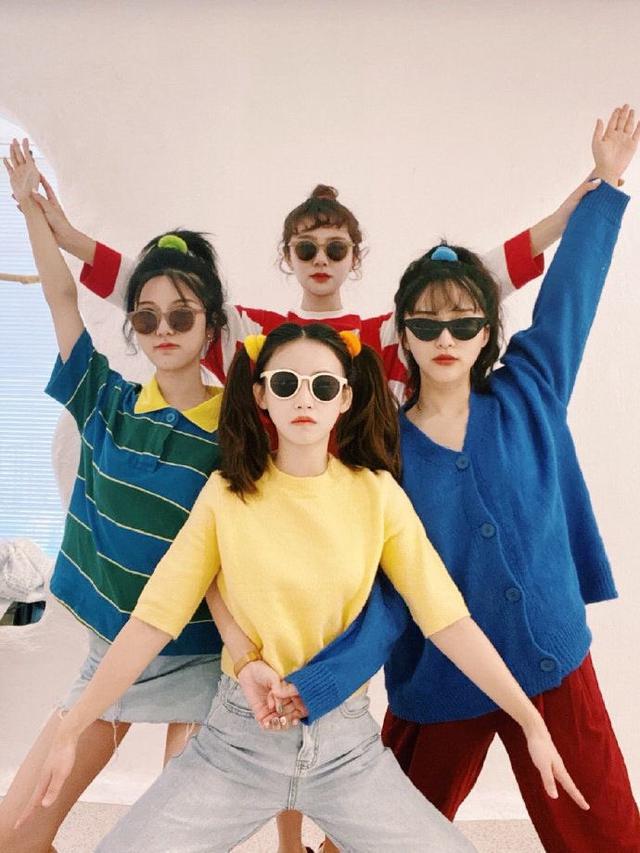 7 Inspirasi Ide Pose Foto Bareng Bestie Ini Gayanya Kocak Banget