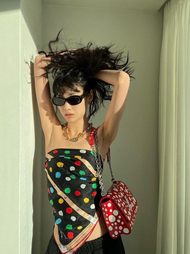 Adu Gaya 8 Seleb Pakai Tas Louis Vuitton x Yayoi Kusama, Nayeon Twice ...