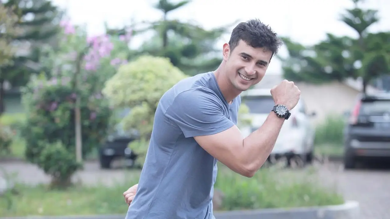 15 Artis Pria yang Tinggi Badannya di Atas 180 Cm, Gagah dan Ganteng Banget - Entertainment ...