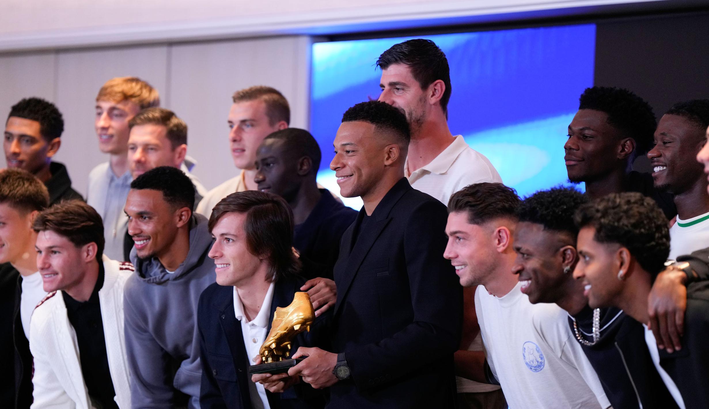 Foto: Wajah Semringah Kylian Mbappe saat Meraih Trofi Sepatu Emas Eropa ...