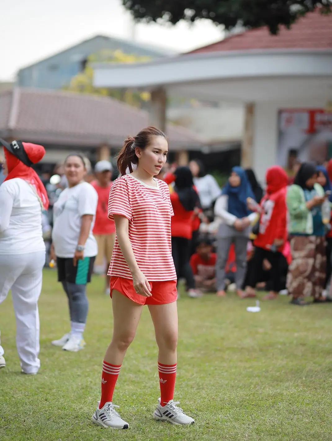 8 Potret Ayu Ting Ting Main Bola di Kampung, Penampilannya Jadi Sorotan ...