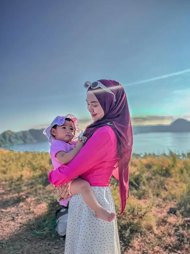 6 Potret Ria Ricis dan Teuku Ryan Liburan di Labuan Bajo: Renang Pakai ...