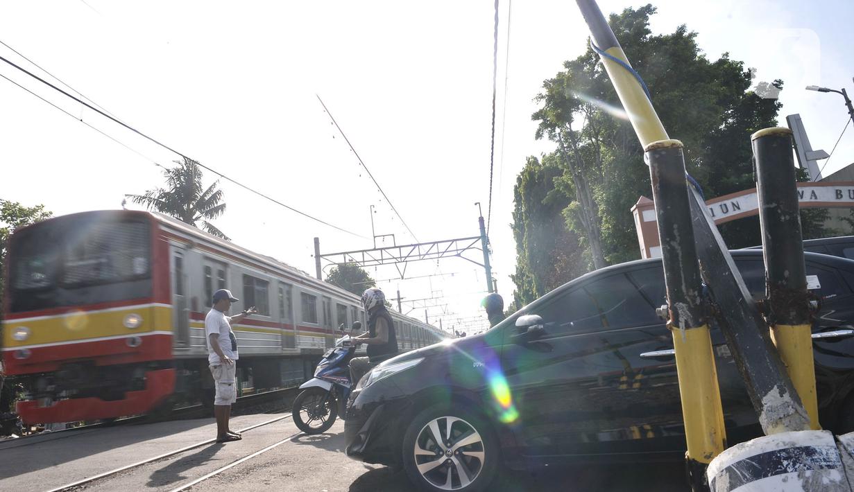 FOTO: Hati-Hati, Lewat Perlintasan Kereta Tanpa Palang Pintu Ini - Foto ...