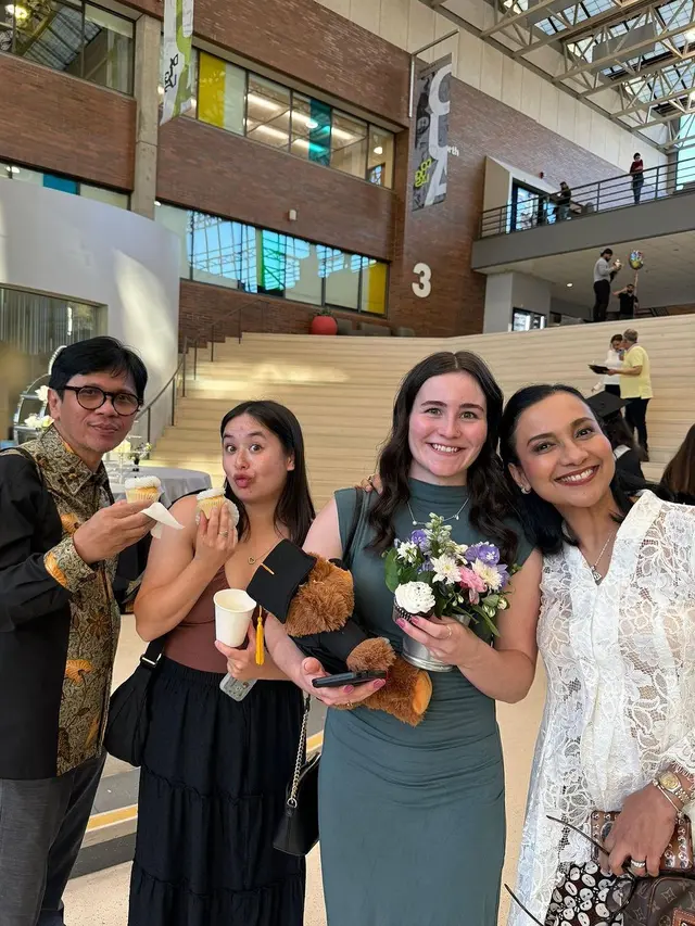 Potret Shahnaz Haque dan Gilang Ramadhan Hadiri Wisuda Pruistin, Cerita ...