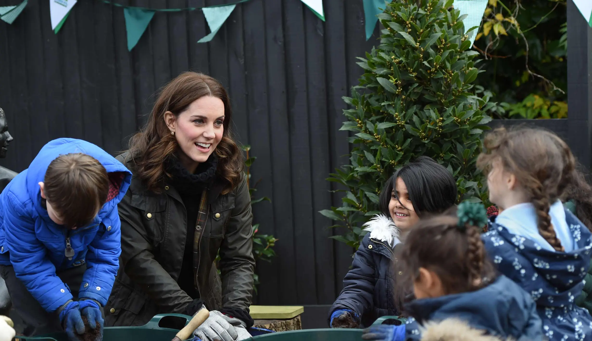 PHOTO: Kunjungi Sekolah Robin Hood, Kate Middleton Tampil Cantik Dengan ...