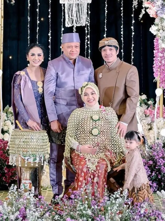 Potret Adu Gaya Keluarga Hermansyah dan Lemos di Acara Mitoni Aurel Hermansyah - Entertainment ...