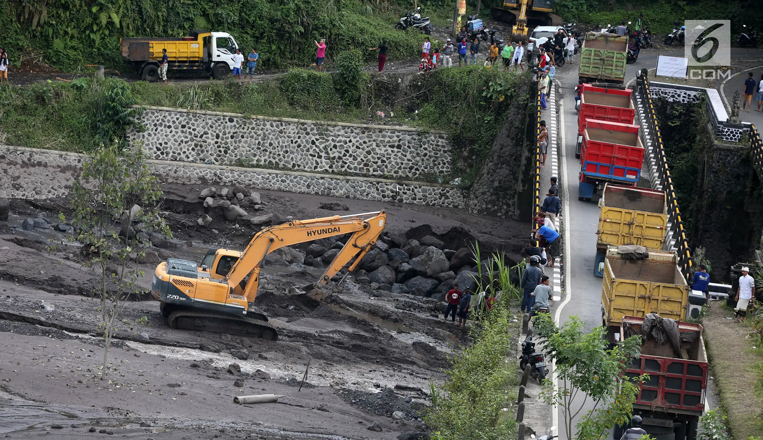 PHOTO: Alat Berat Keruk Material Lahar Dingin Gunung Agung - Foto Liputan6.com