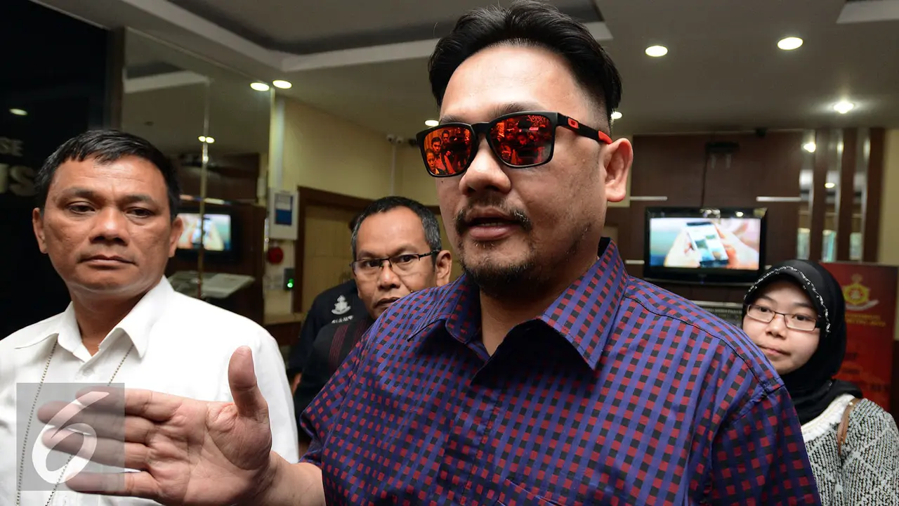 Farhat Abbas Buktikan Hidung Regina Hasil Operasi - ShowBiz Liputan6.com