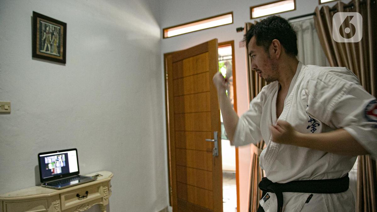 FOTO: Berlatih Karate Secara Virtual Selama Pandemi COVID-19