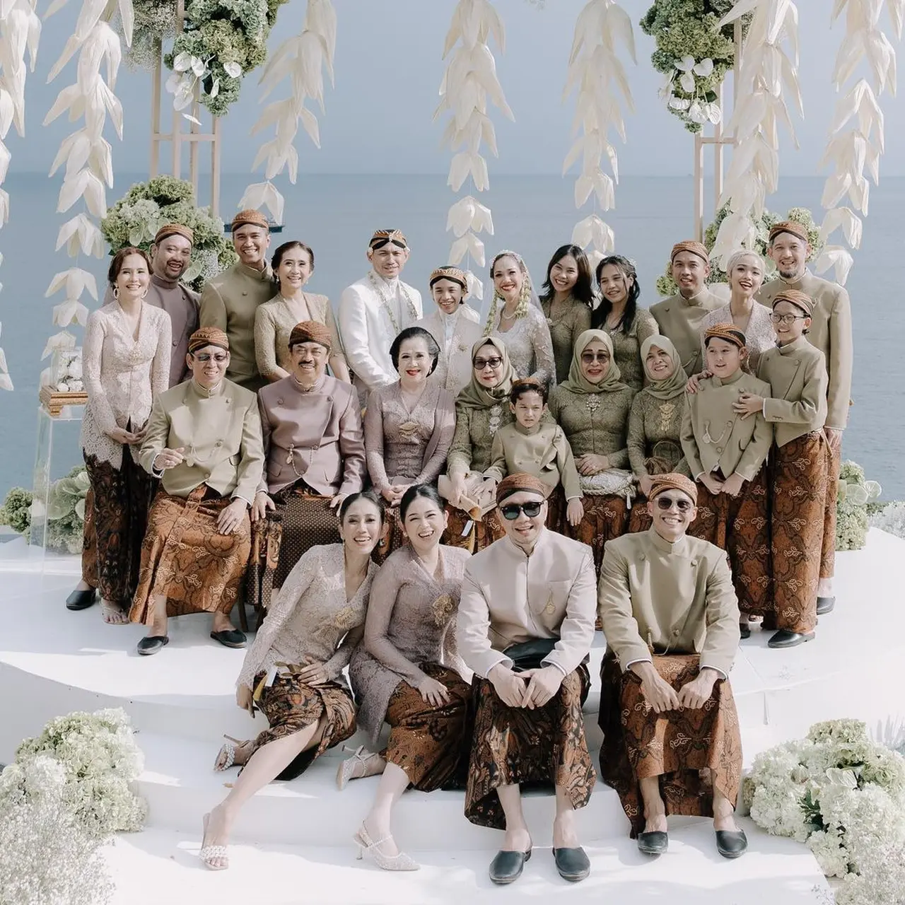 6 Potret BCL dan Tiko Bareng Keluarga Besar, Makin Lengkap karena The Sinclair - Hot Liputan6.com