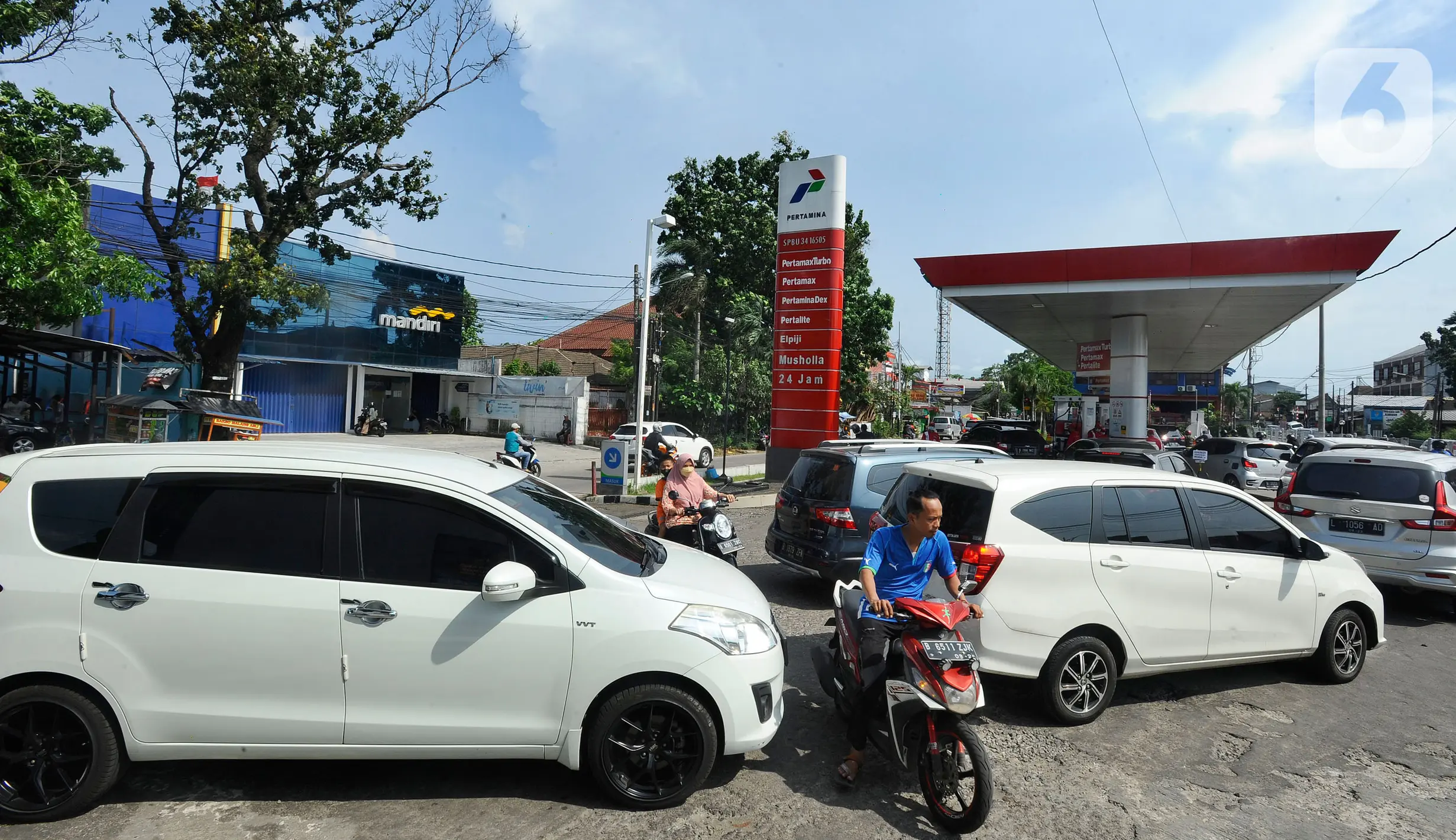 Antrean Kendaraan Jelang Pemberlakuan Kenaikan BBM di SPBU Cinere - Foto Liputan6.com