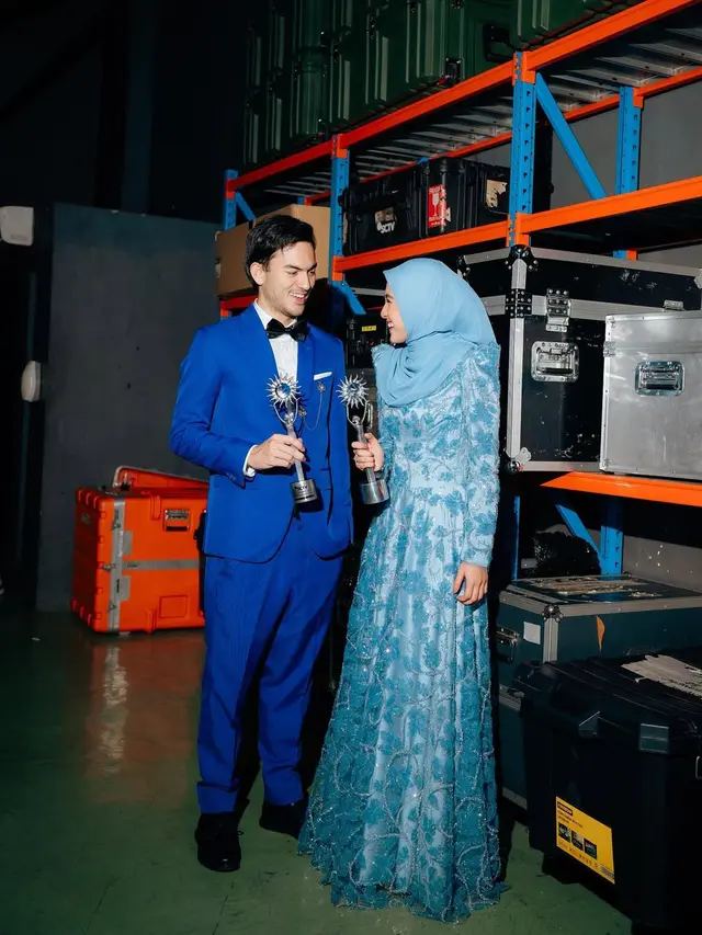 Gaya Serasi Serba Biru Cut Syifa dan Rizky Nazar, Raih Penghargaan 'Pasangan Karakter Sinetron ...