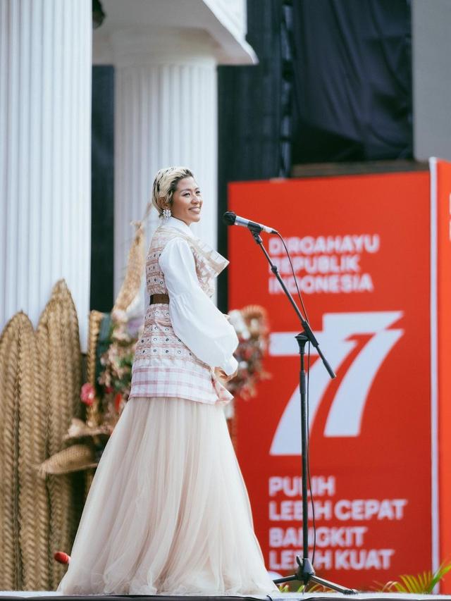 Tampil di Upacara 17 Agustus, Ini 6 Potret Menawan Dira Sugandi - Hot ...