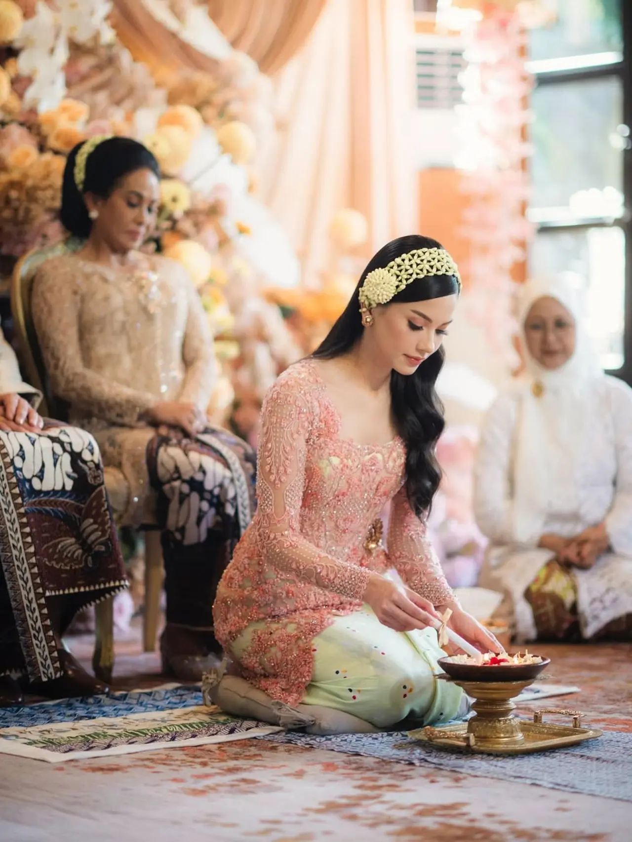 6 Pesona Alyssa Daguise Berkebaya Pink dan Batik Hijau di Siraman, Kombinasi Memukau - Hot ...